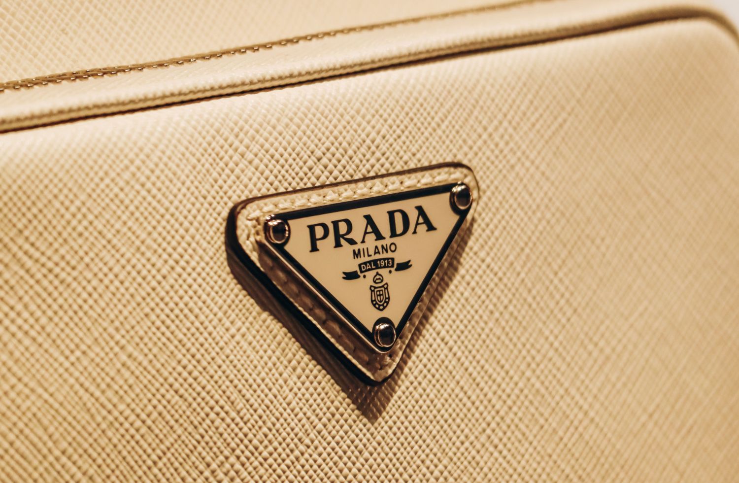 Aktien.news - Prada übernimmt Versace komplett